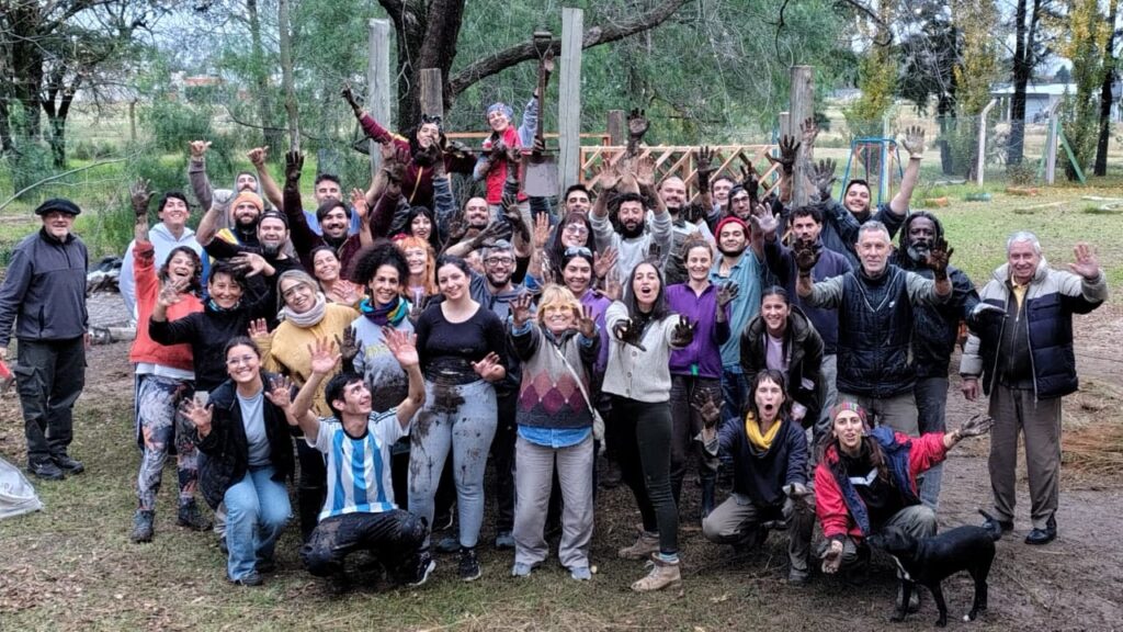 Más de 50 personas participaron de un taller de bioconstrucción con ...
